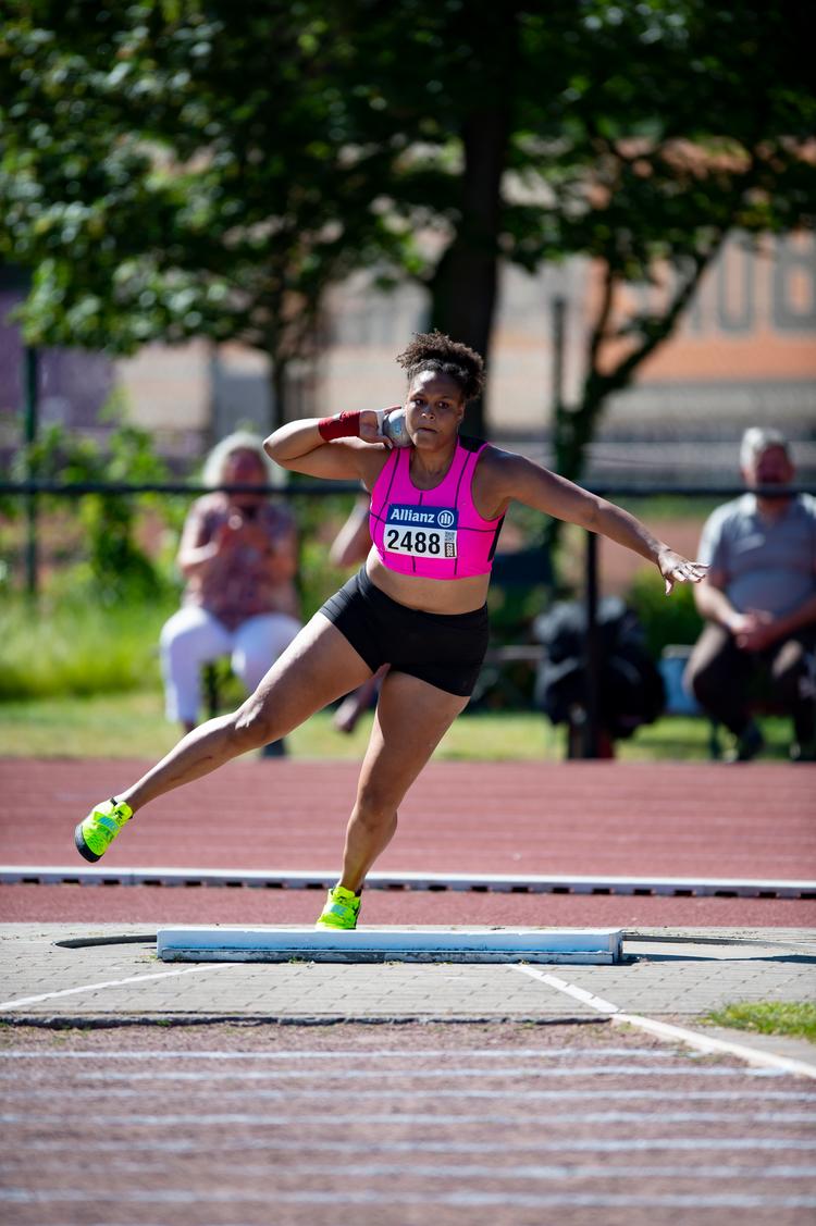 Jolien Boumkwo brengt BR kogel outdoor op 17m16 - Atletiek Vlaanderen