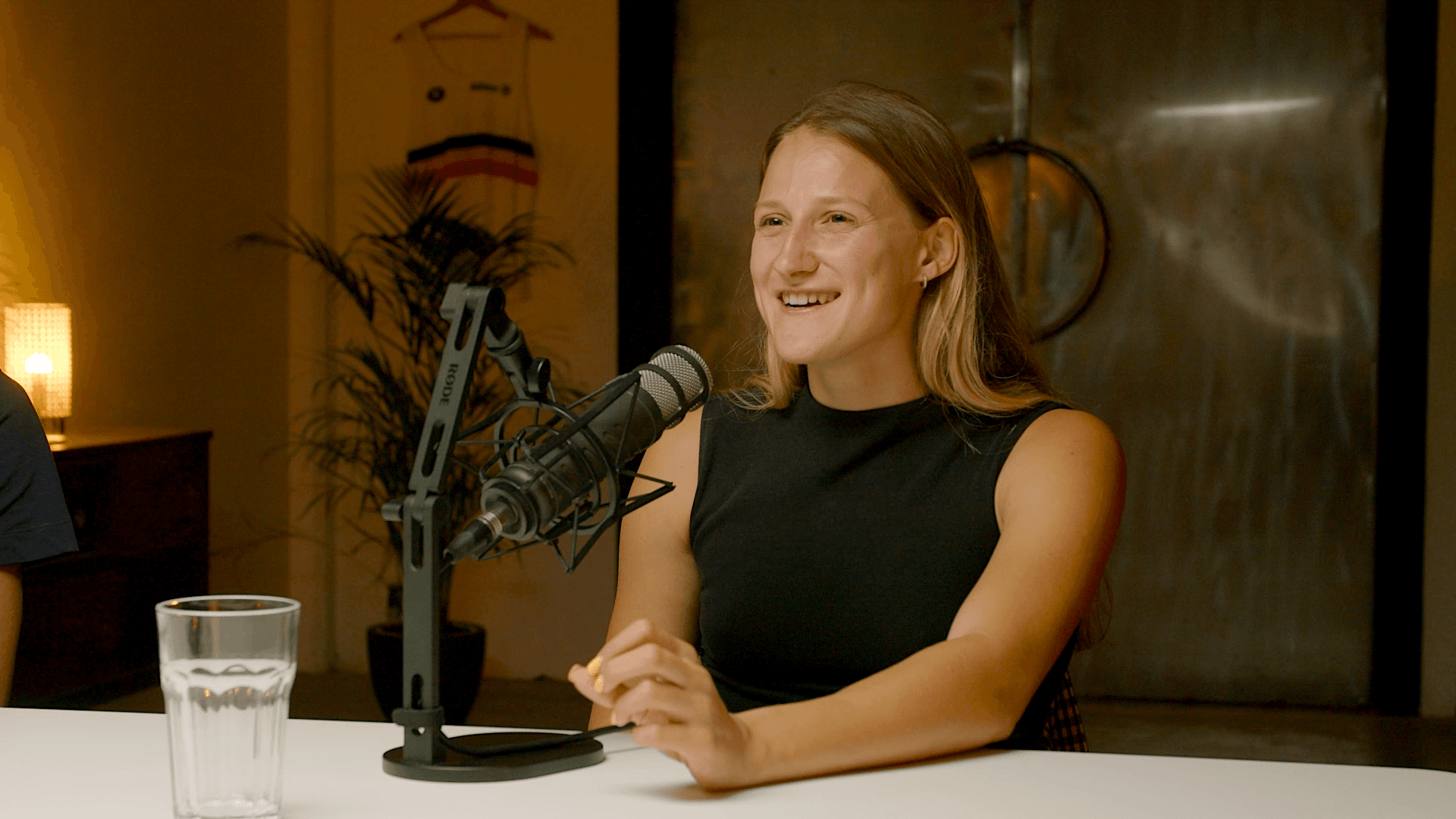 Merel Maes en Janie De Naeyer in Track Record - Atletiek Vlaanderen