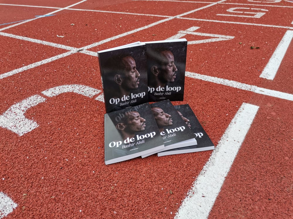 Win een gesigneerd exemplaar van ‘Op de loop’ over Bashir Abdi - Atletiek Vlaanderen